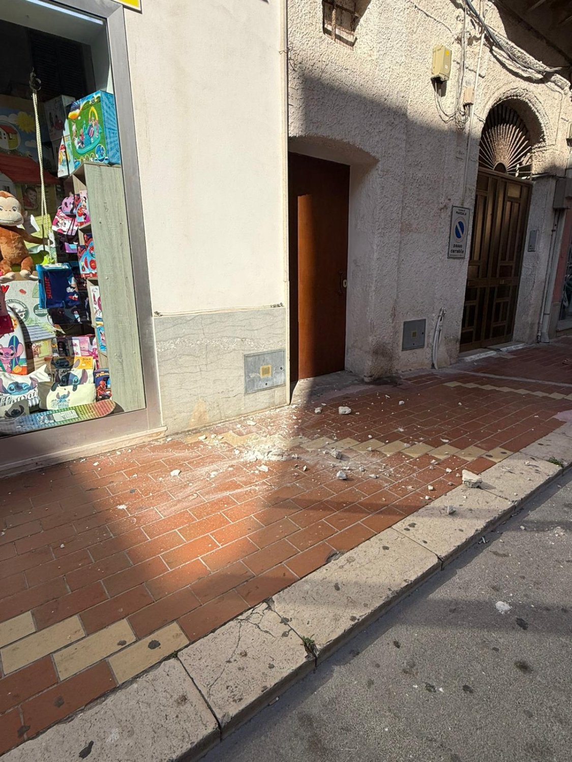 Marsala: attenzione, cadono calcinacci da un palazzo di via Roma